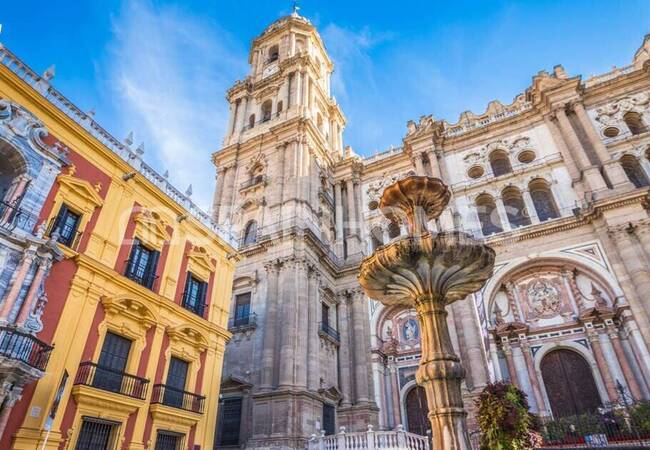 3-Bedroom Apartment with Private Parking in Málaga City