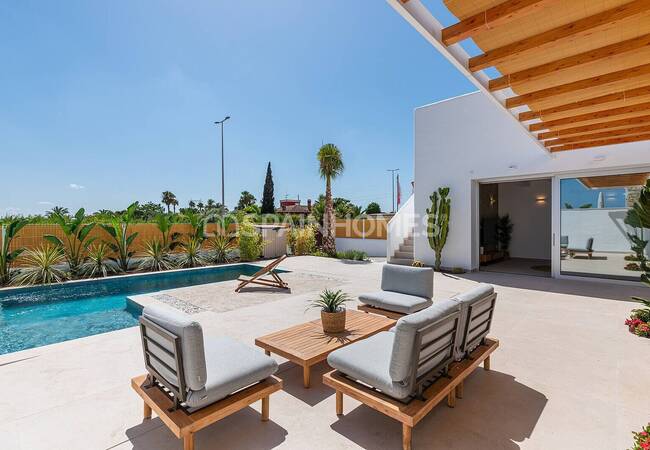 Detached Houses with Private Pools in Alicante La Herrada
