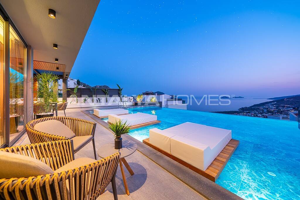 Ultra Luxe Villa mit Infinity Pool in Antalya Kalkan