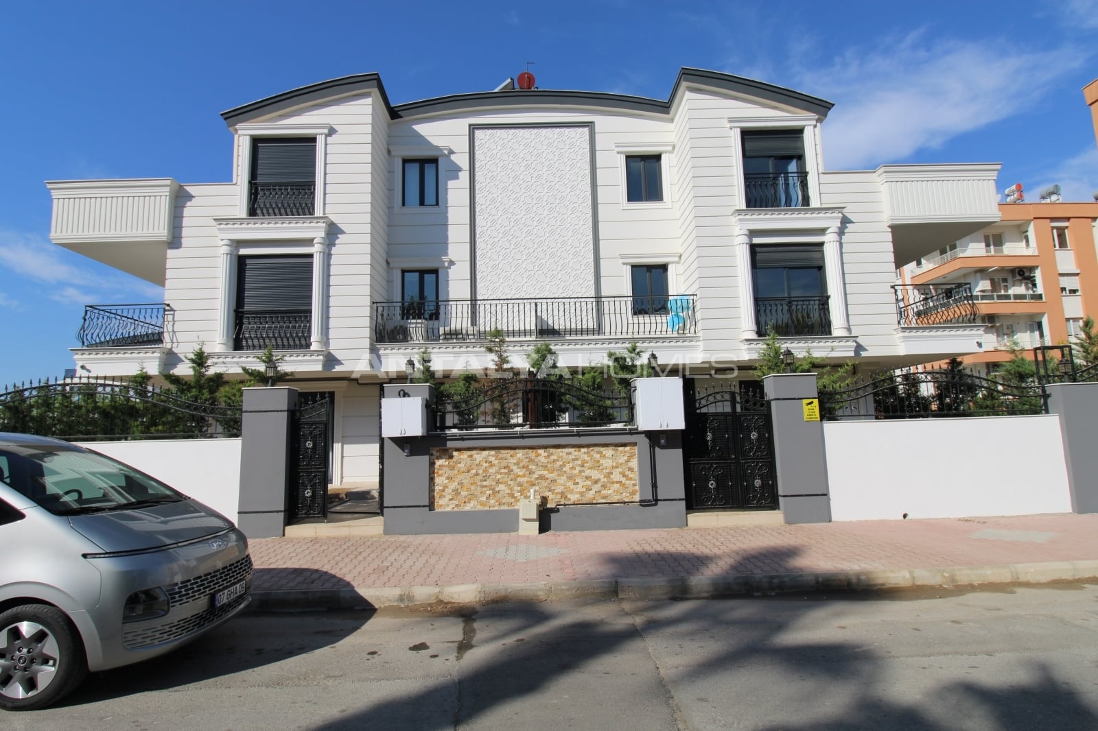 Antalya Güzeloba'da Oturmaya Hazır Tripleks İkiz Villa