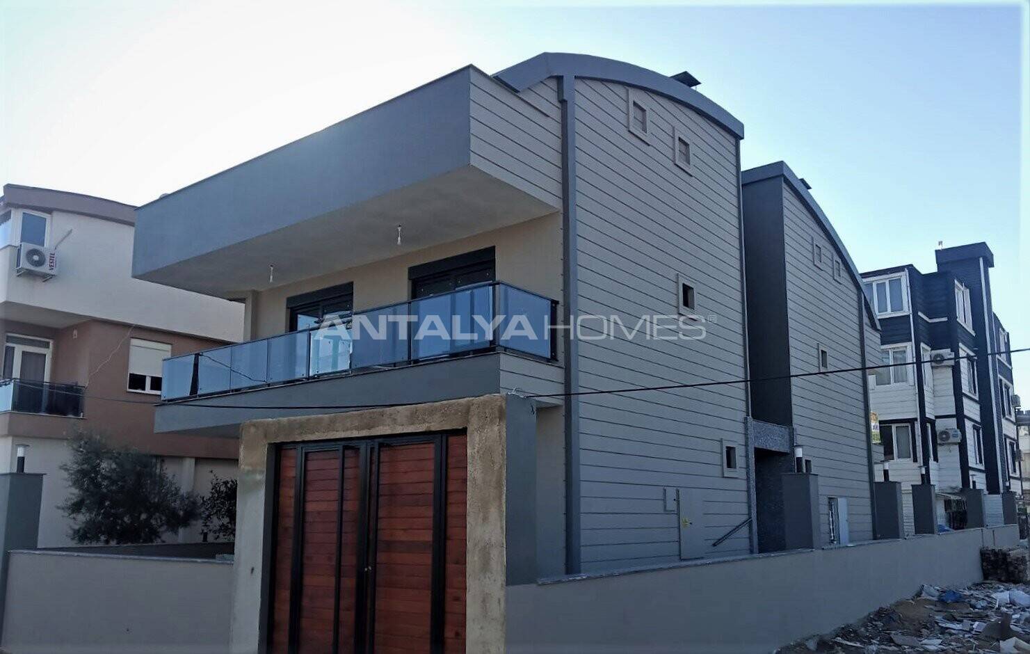 Antalya Güzeloba'da Plaja Yakın Konumda Lüks Daireler