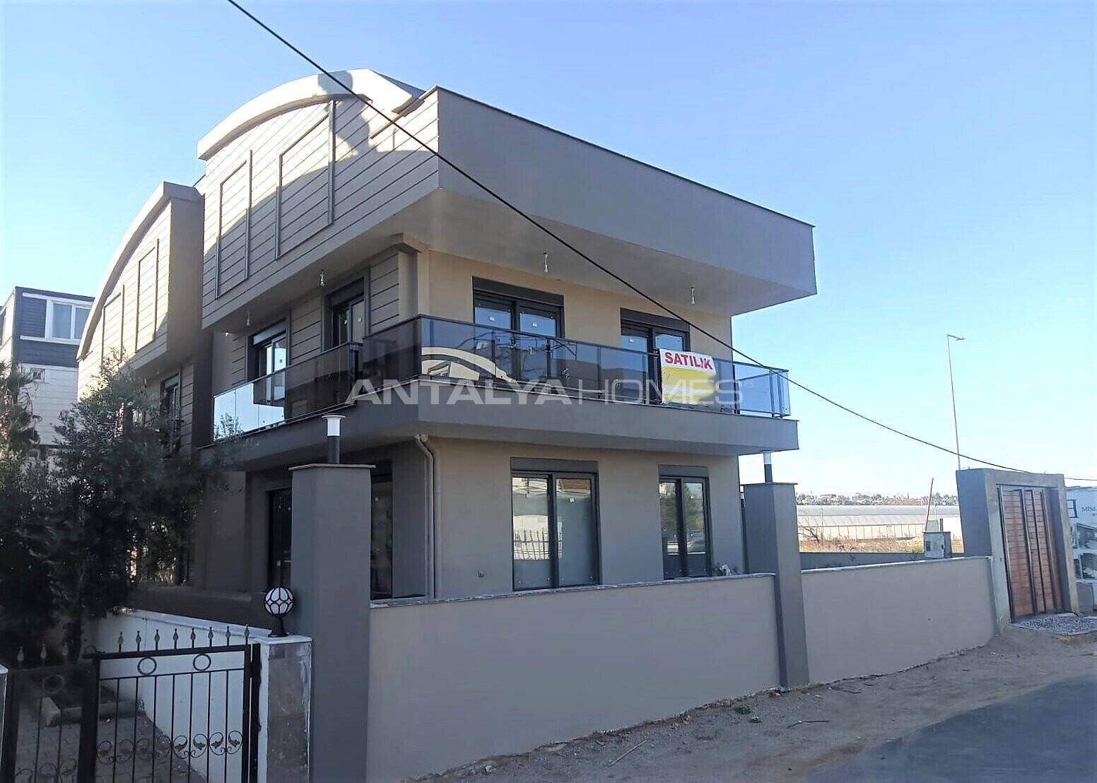 Antalya Güzeloba'da Plaja Yakın Konumda Lüks Daireler