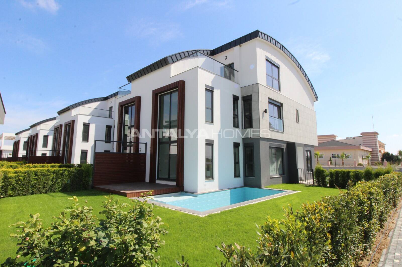 Antalya Manavgat'ta Özgün Mimariye Sahip Bahçeli Villalar