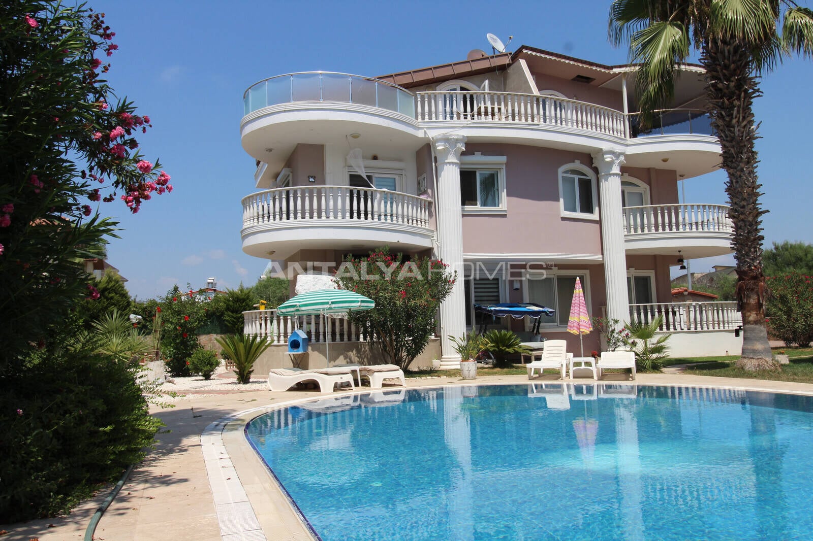 Antalya Belek'te Havuzlu Site İçinde Eşyalı Ev