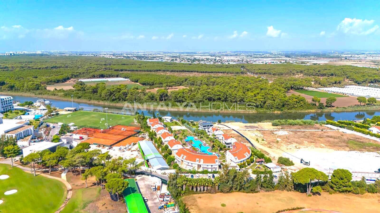 Maison meublée à vendre avec piscine commune à Antalya