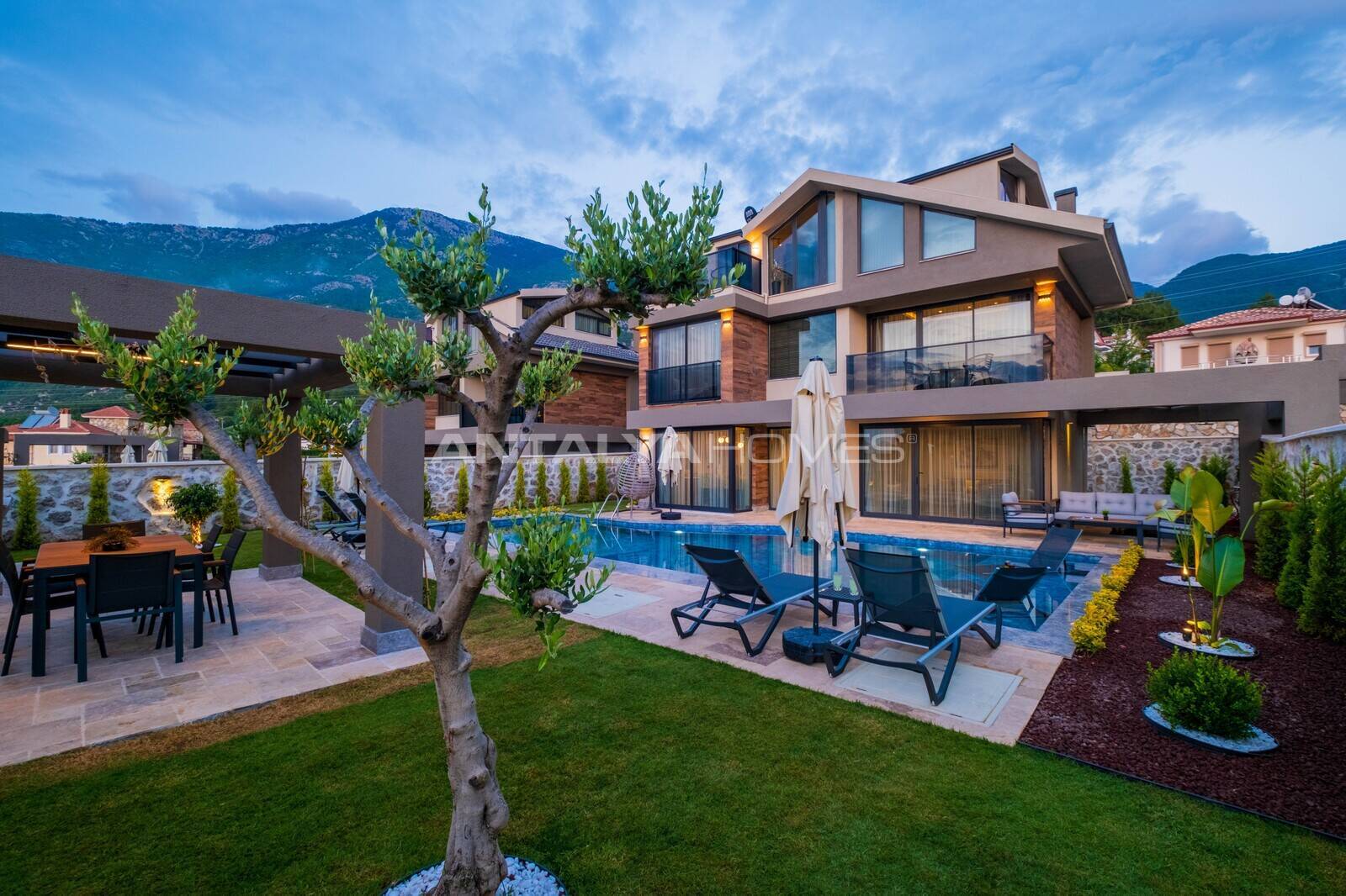 Fethiye Ölüdeniz'de Açık ve Isıtmalı Kapalı Havuzlu Satılık Villa