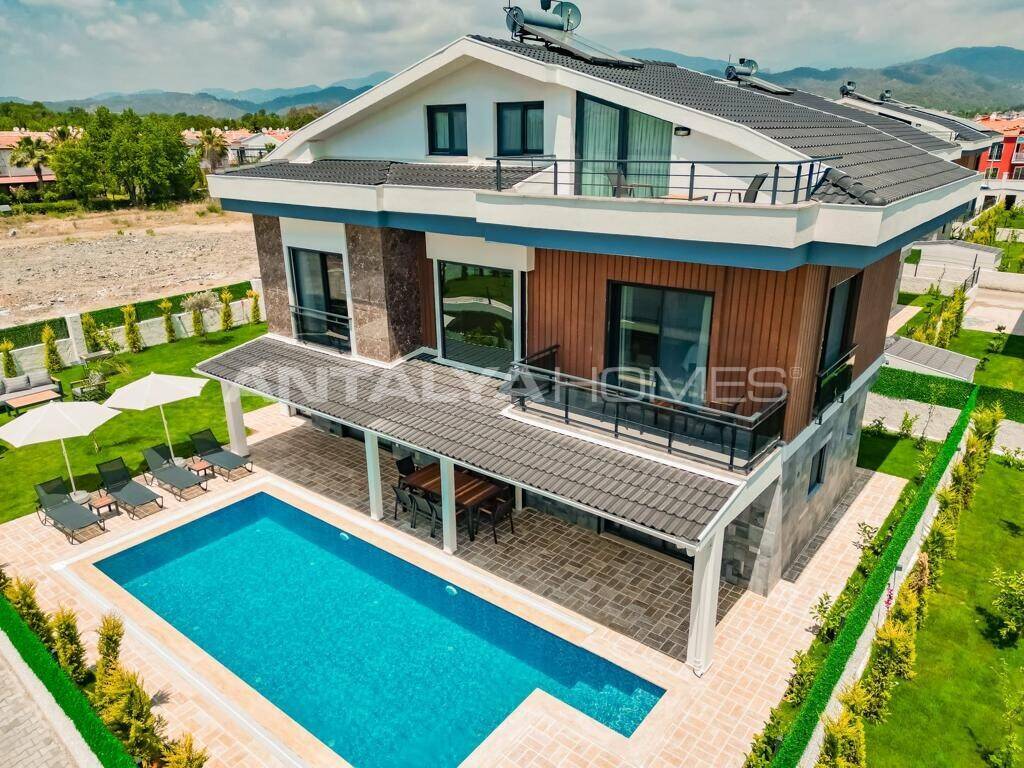 Muğla Fethiye'de Plaja 200 m Mesafede 4+1 Villalar