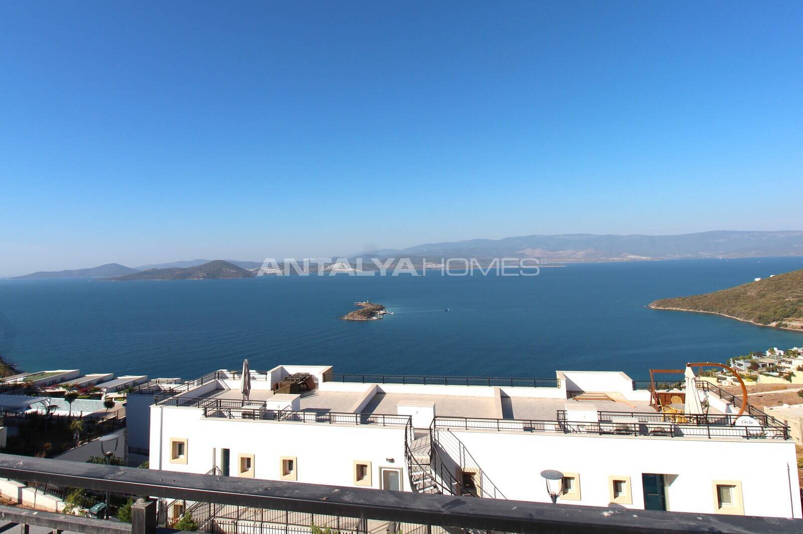 Bodrum Muğla'da Havuzlu Sitede Deniz Manzaralı Daireler