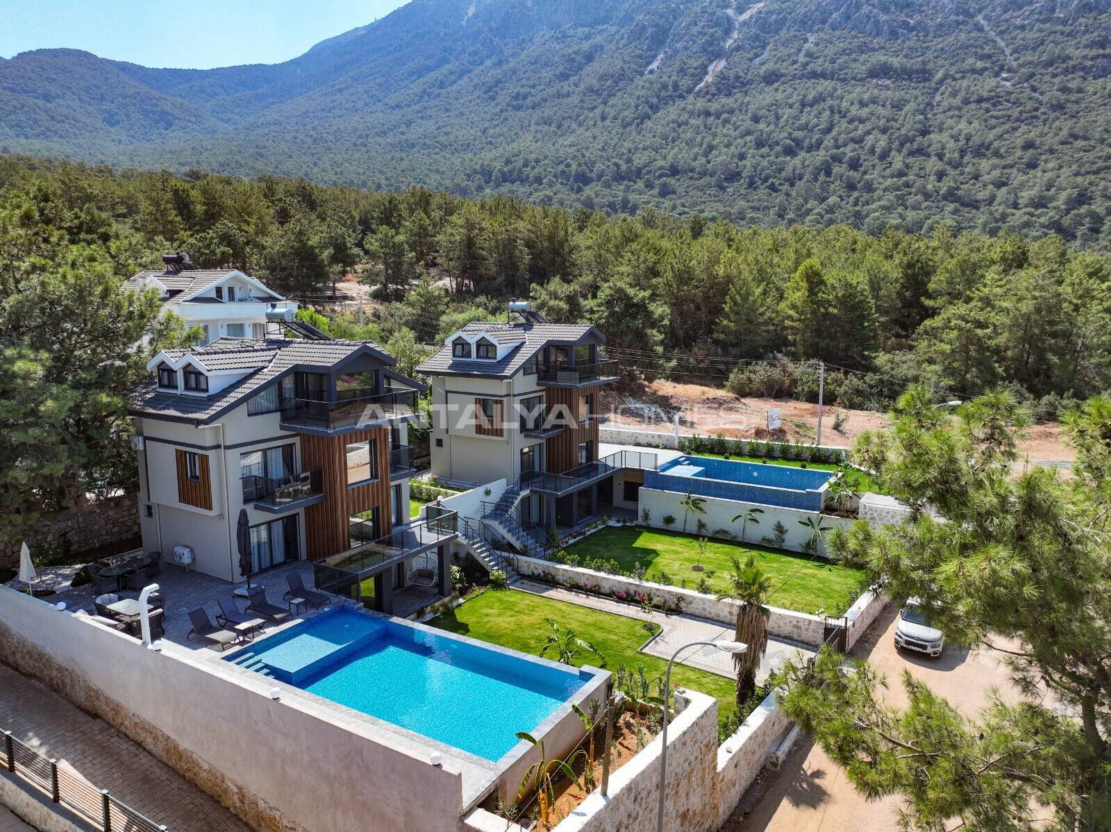 Fethiye'de Deniz Manzaralı 5+1 Havuzlu Villa