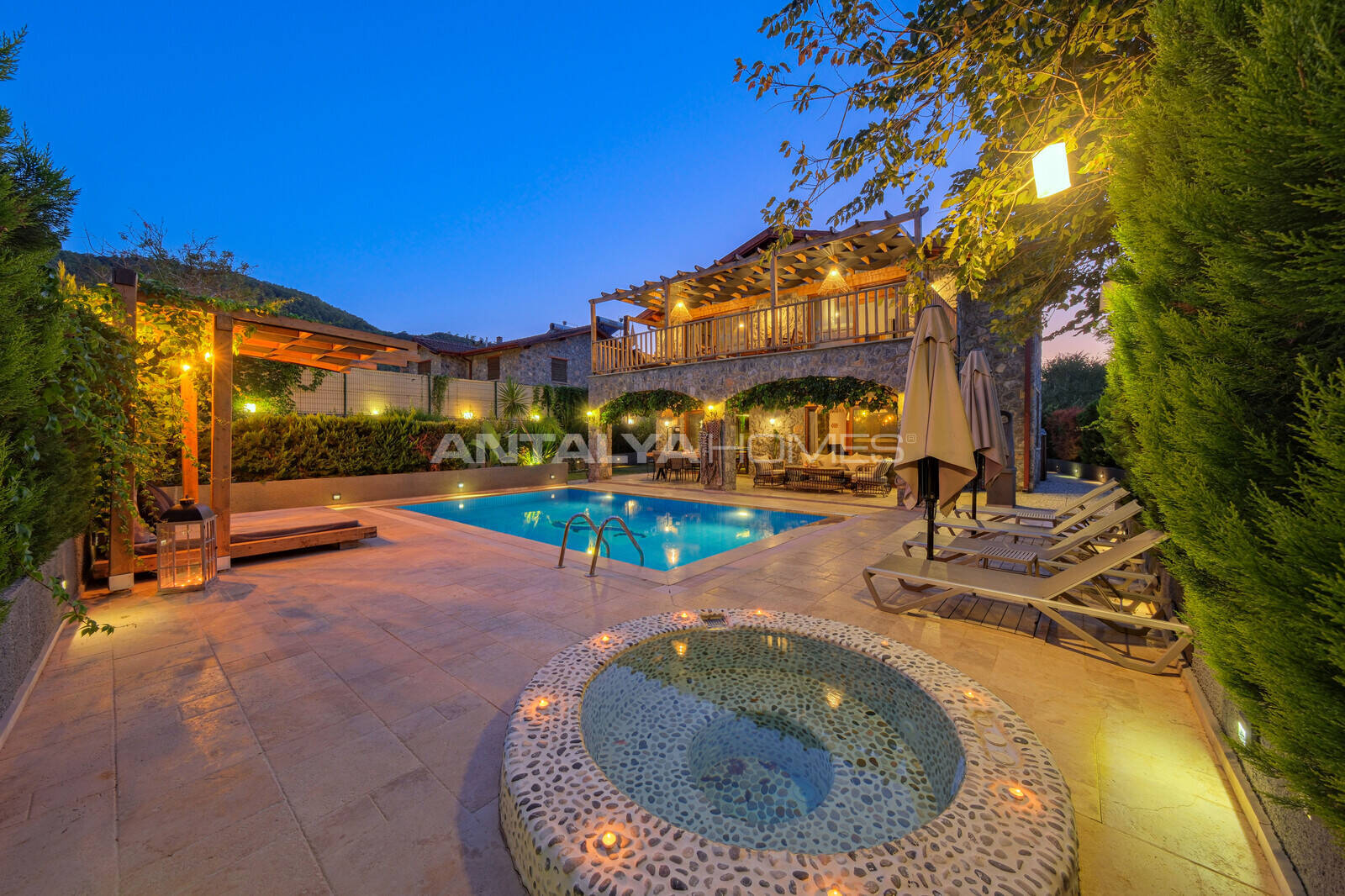 Deux Maisons En Pierre Indépendantes Avec Piscines Privées À Fethiye
