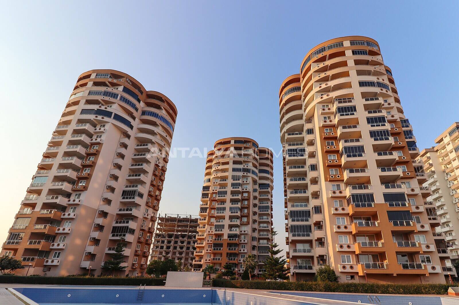 Sea View Flats in a Complex with Private Beach in Mersin