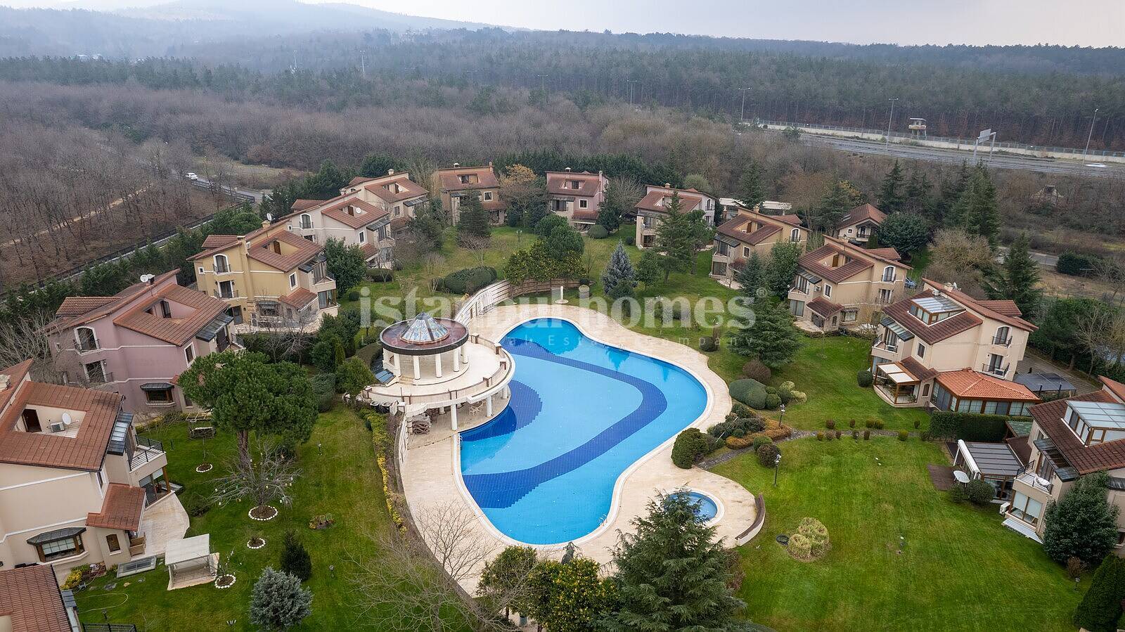 Triplex Villa for Sale in a Complex with Pool in Cekmekoy