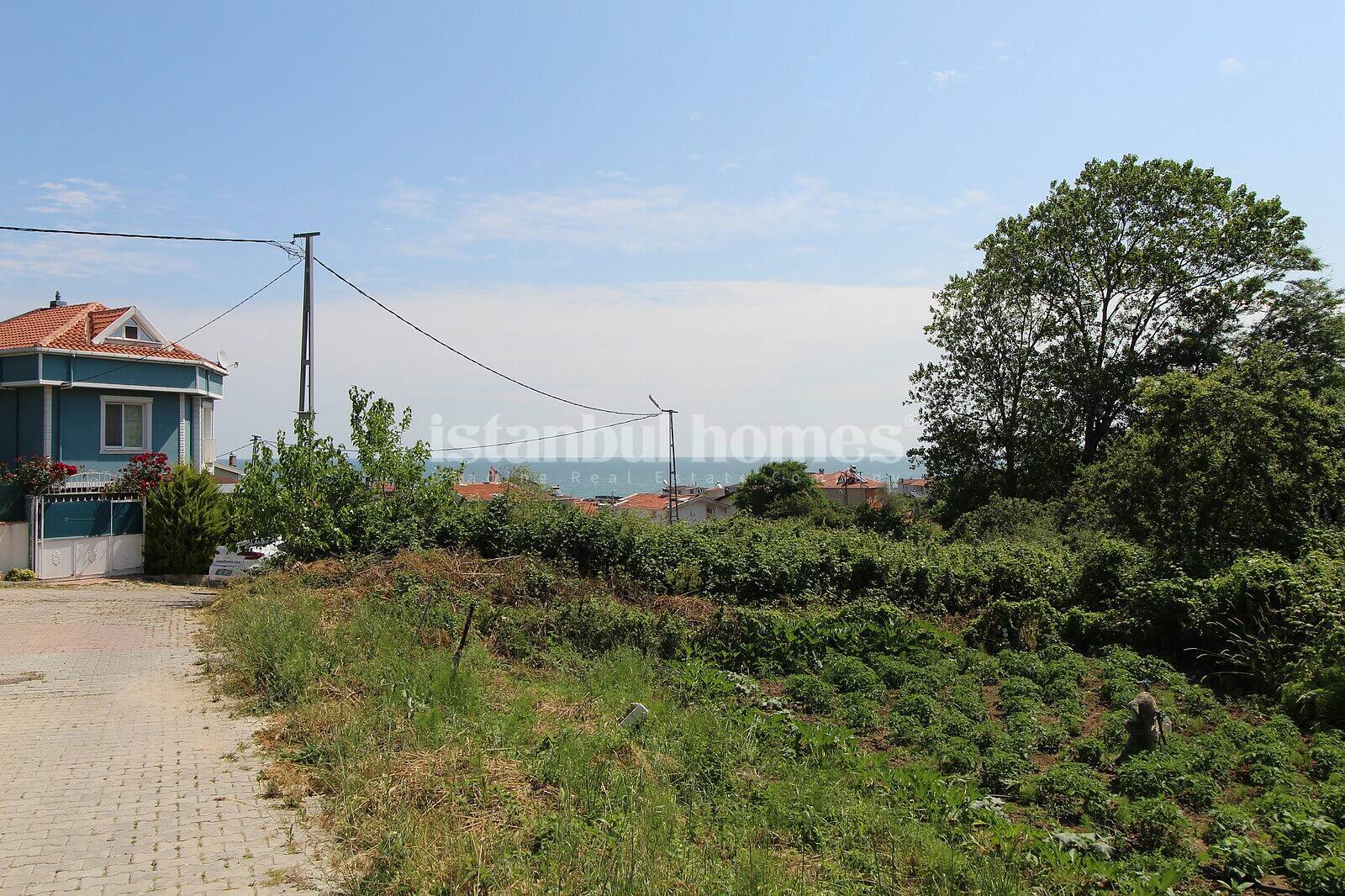 Land with Construction Permit 500 m from the Sea in Istanbul