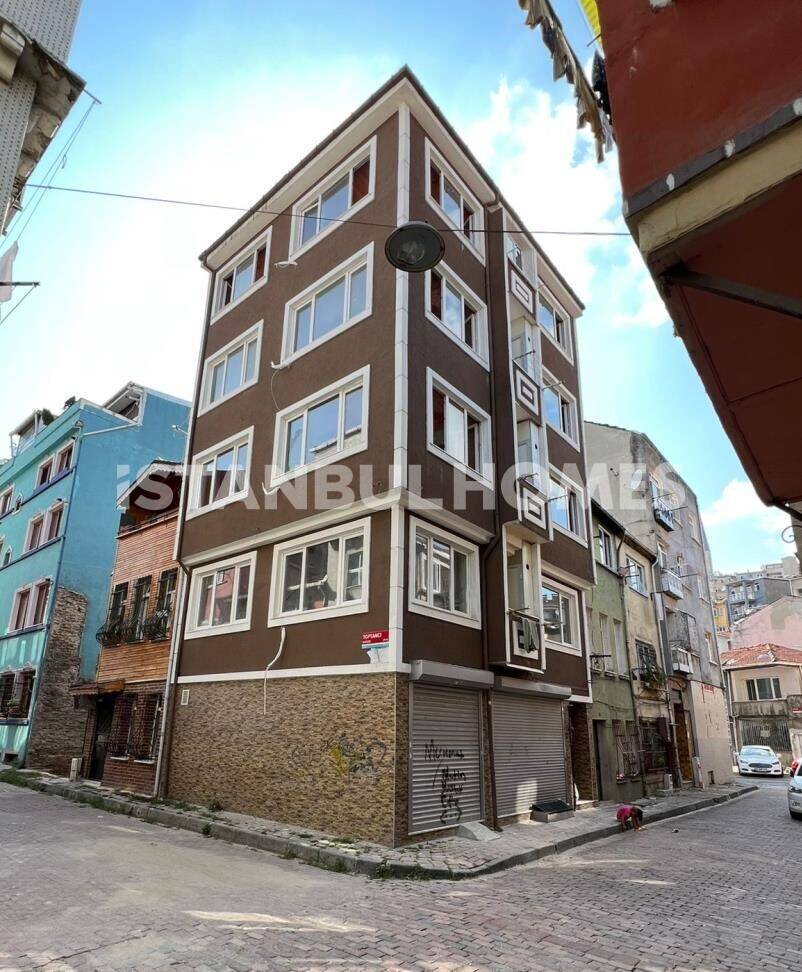 Renovated Building on the Corner for Sale in Istanbul Fatih