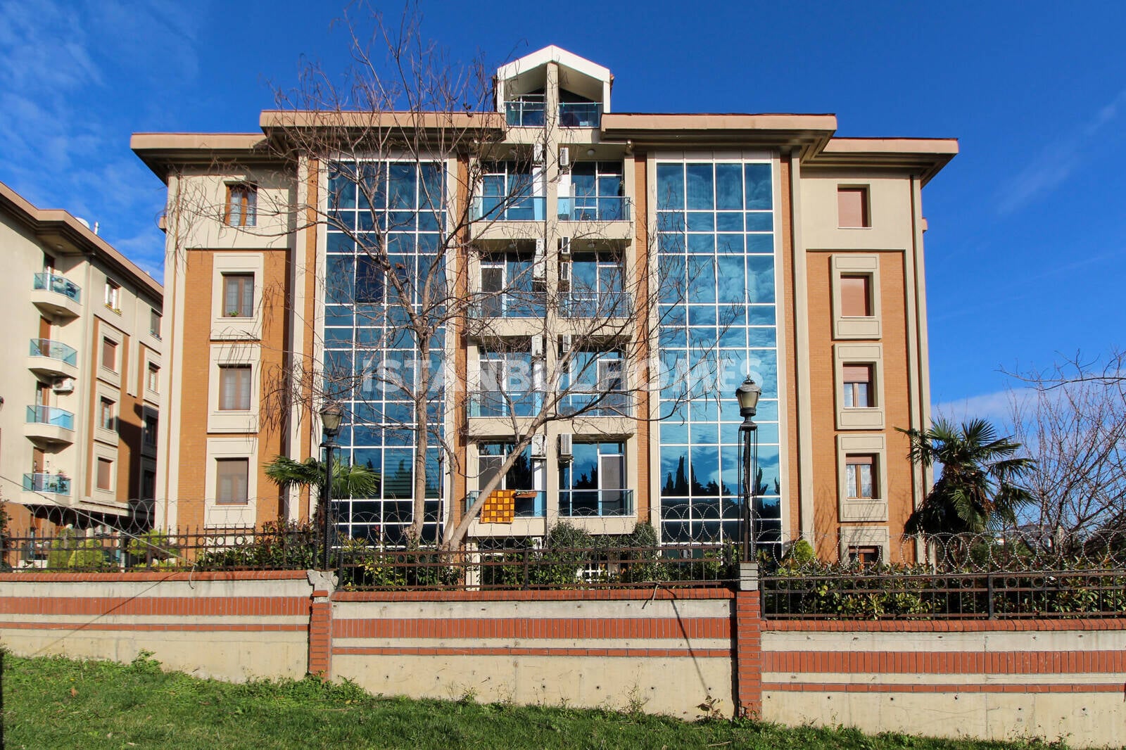 Flat with En-Suite Bathroom and Balcony in Istanbul Bahcelievler