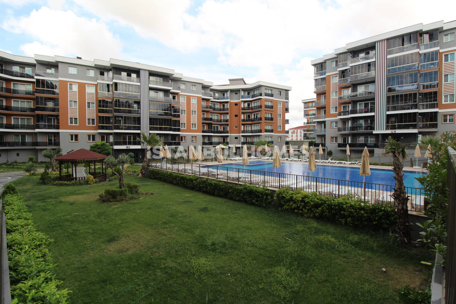 Furnished 2-Bedroom Flat with Communal Pool and Gym in İstanbul