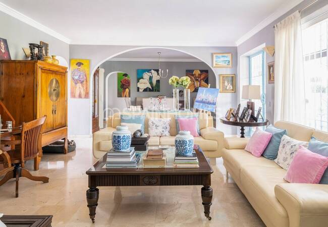 Marbella İspanya'da Kumlu Plajlara Yakın Doğa Manzaralı Villa