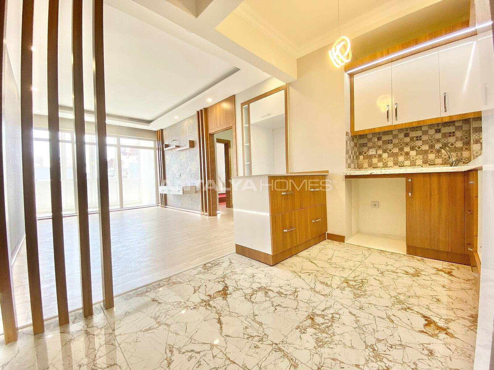 Antalya'da Konyaaltı Beach Park Plajı'na Yakın 2+1 Daire